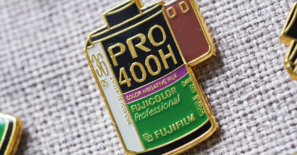 Fujifilm PRO 400 film pin vintage camera metal badge